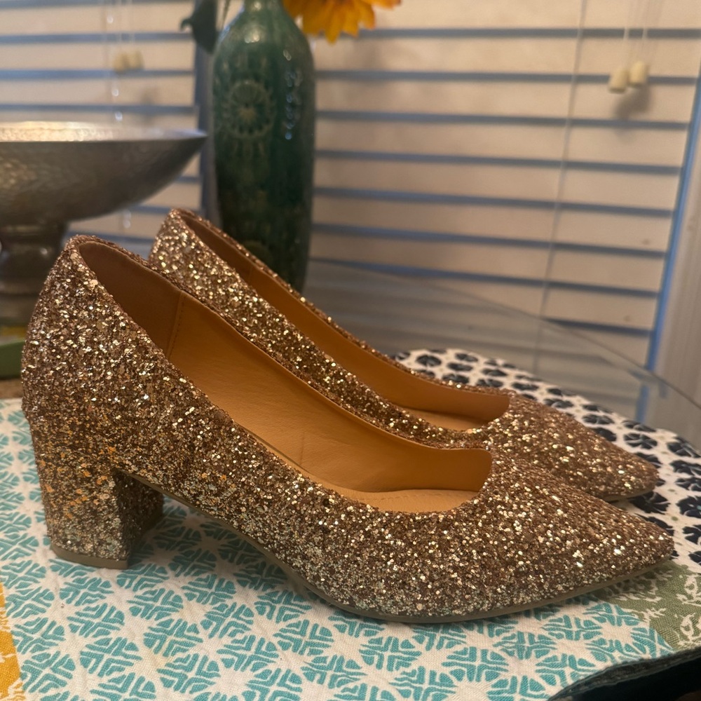 Elegant Gold Glitter Block Heel Pumps - Gem